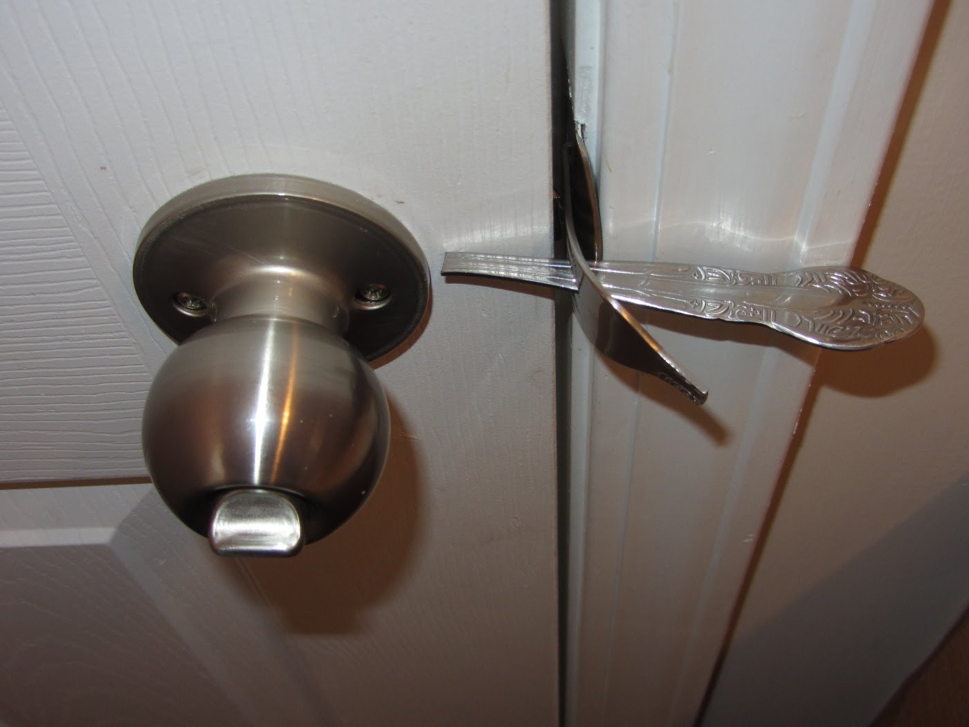 How to Unlock a Door Lock without a Key – Door Knobs How to Unlock a Door Lock without a Key – Door Knobs